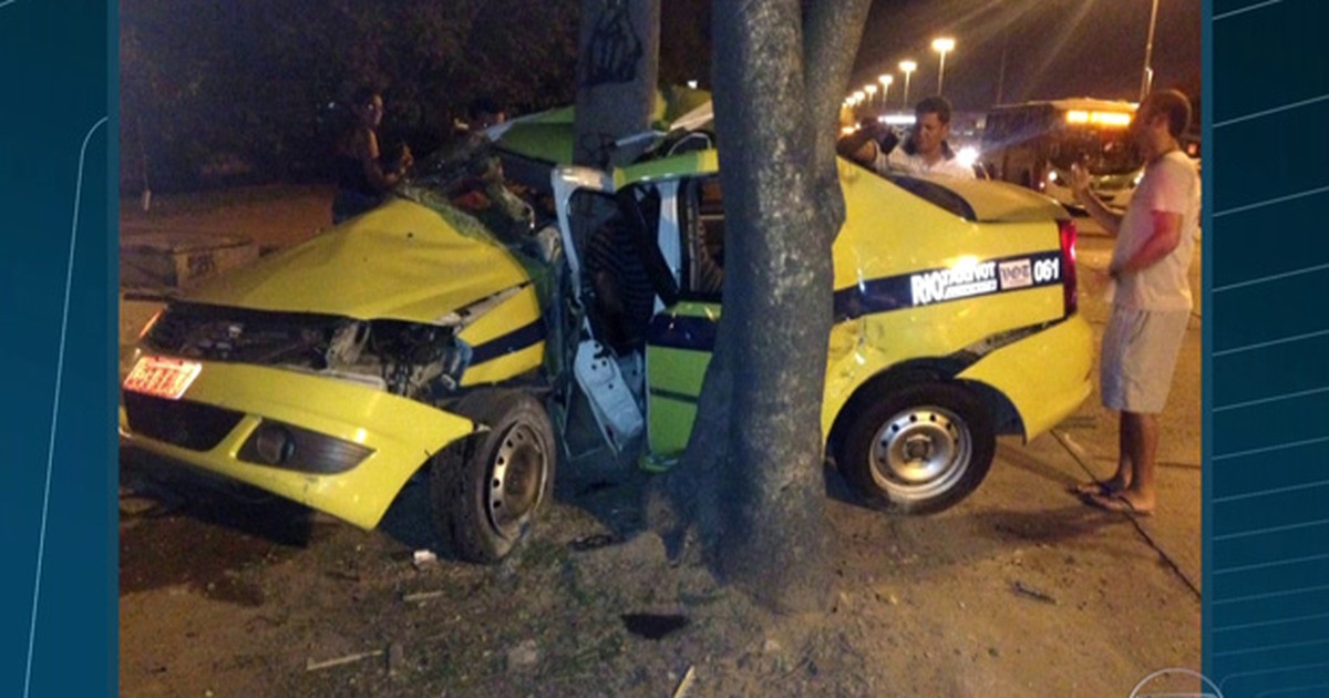 G1 - Taxista morre após perder o controle do carro e bater em poste na Av. Brasil - notícias em ...