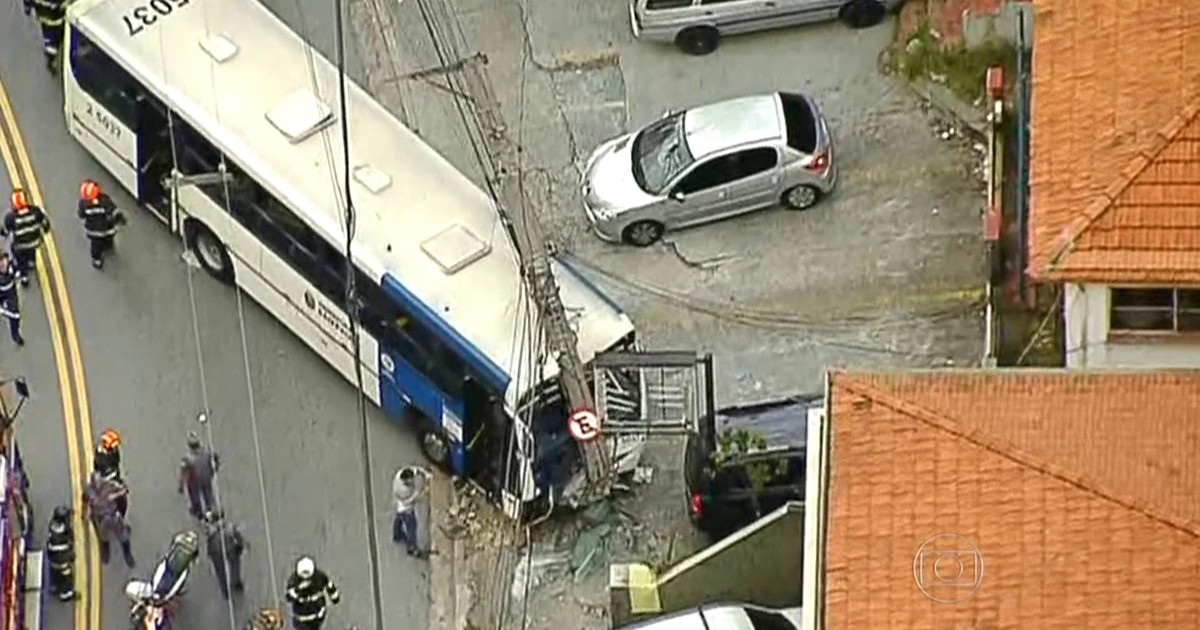 G1 - Motorista que bateu ônibus e deixou 19 feridos é preso por embriaguez - notícias em São Paulo