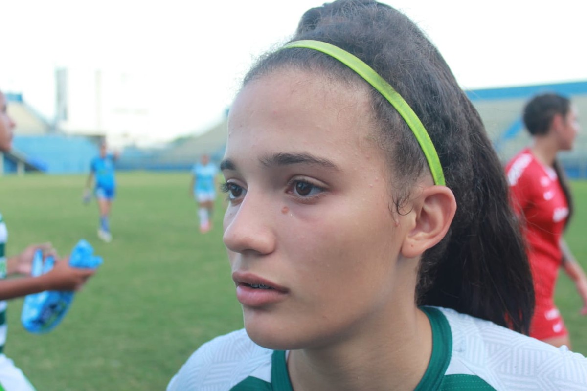 Artilheira do Iranduba AM Júlia Beatriz cobra cabeça erguida e mira