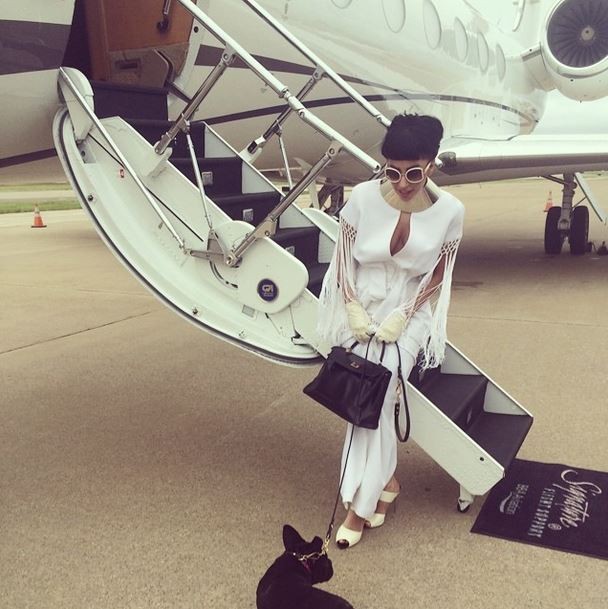 Ego Lady Gaga Mostra Demais Com Look Decotado Antes De Viajar