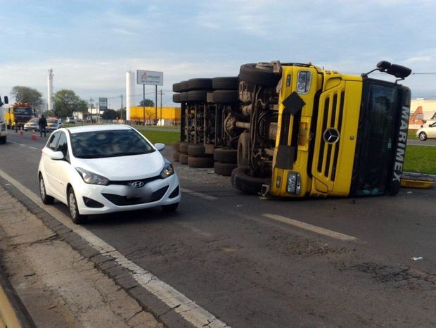 G1 - Caminhão tomba na Anhanguera e deixa trânsito lento em Limeira, SP - notícias em Piracicaba ...