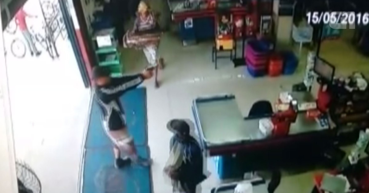 G1 - Criminosos assaltam supermercado na frente de crianças em SP; veja ...