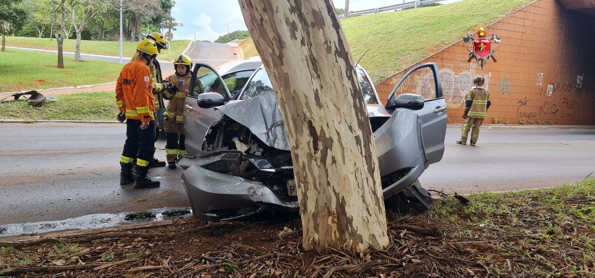 Motorista dorme ao volante e carro cai de tesourinha em Brasília