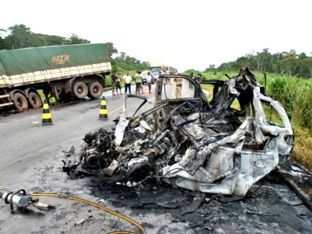 G1 - Motorista morre carbonizado em MT após carro bater de frente com bitrem - notícias em Mato ...