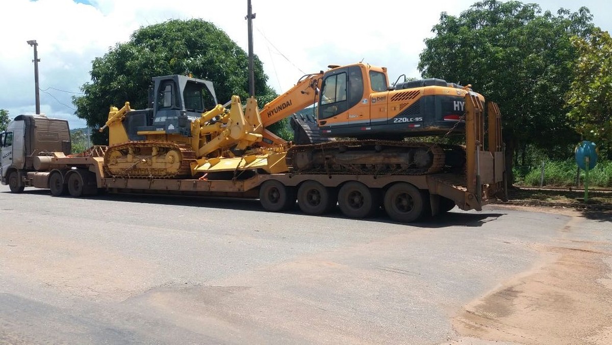 Caminhão é flagrado carregando tratores 35 toneladas de excesso de