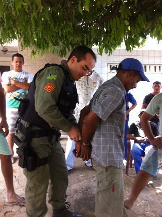 G1 Usando Cano Enrolado Em Borracha Homem Assalta Mototaxista Na