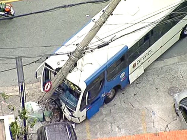 G1 - Motorista que bateu ônibus e deixou 19 feridos é preso por embriaguez - notícias em São Paulo