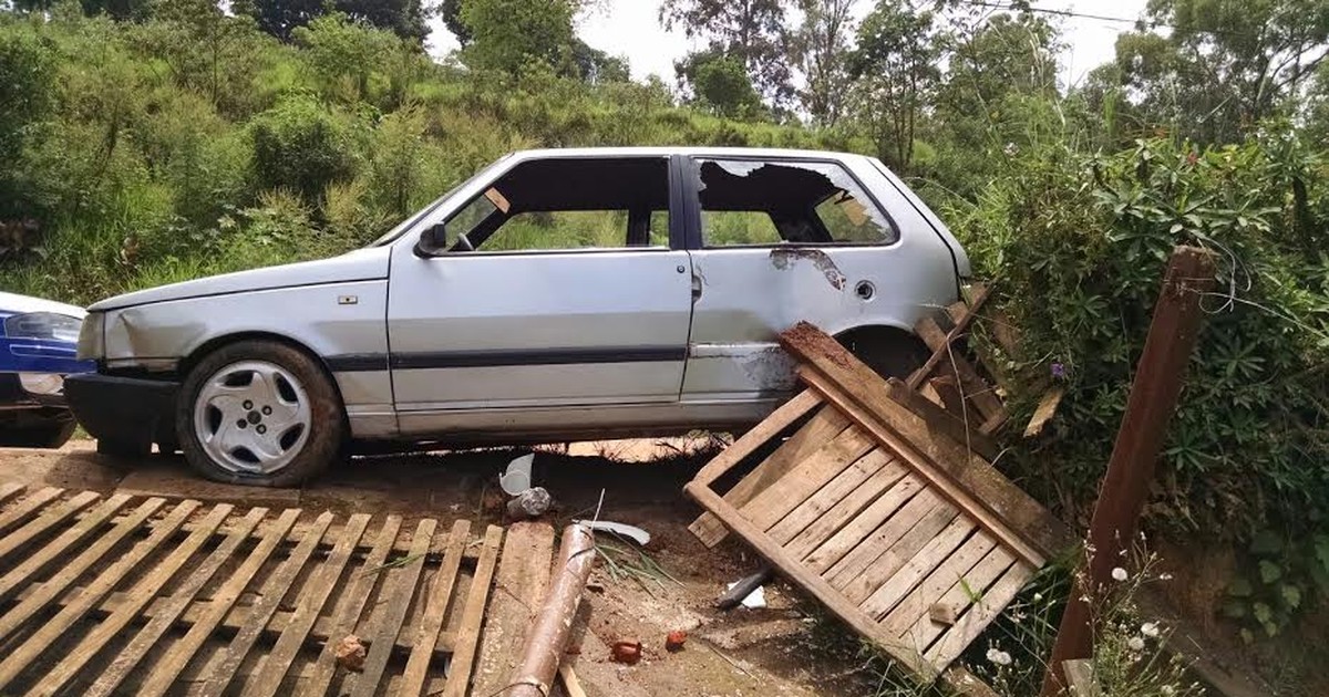 G1 - Adolescente de 15 anos pega carro do pai e bate em poste em Jundiaí - notícias em Sorocaba ...