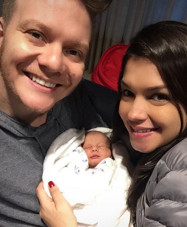EGO - Thais Fersoza e Michel Teló posam com a pequena Melinda: 'Benção ... EGO - Thais Fersoza e Michel Teló posam com a pequena Melinda: 'Benção ...