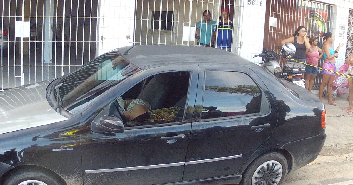 G1 - Mulher é assassinada com vários tiros dentro de táxi em Fortaleza ... G1 - Mulher é assassinada com vários tiros dentro de táxi em Fortaleza ...