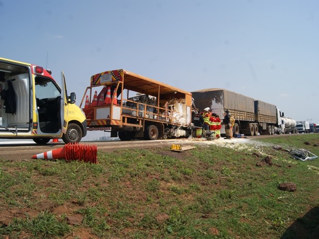 G1 - Um morre e dois ficam feridos em MT após caminhão bater em carreta - notícias em Mato Grosso