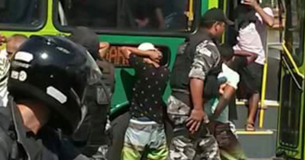 G1 - Dupla suspeita de assaltos a ônibus é presa após denúncia de ... G1 - Dupla suspeita de assaltos a ônibus é presa após denúncia de ...