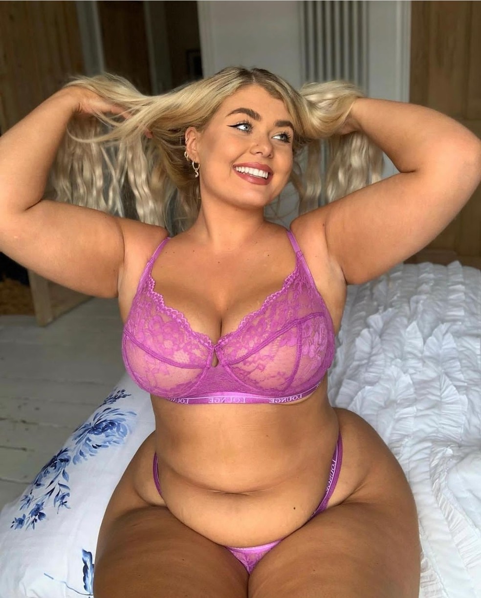 Notícias Top plus size posa nua em jardim e é aclamada pelos seus