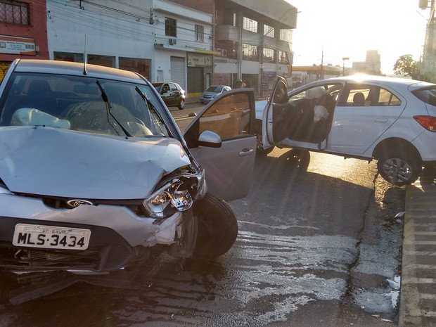 G1 Motorista Alcoolizado Avança Sinal Vermelho E Provoca Acidente