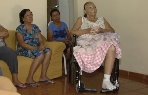 G1 - Família cobra auxílio para idosa que perdeu perna após atropelamento - notícias em Goiás