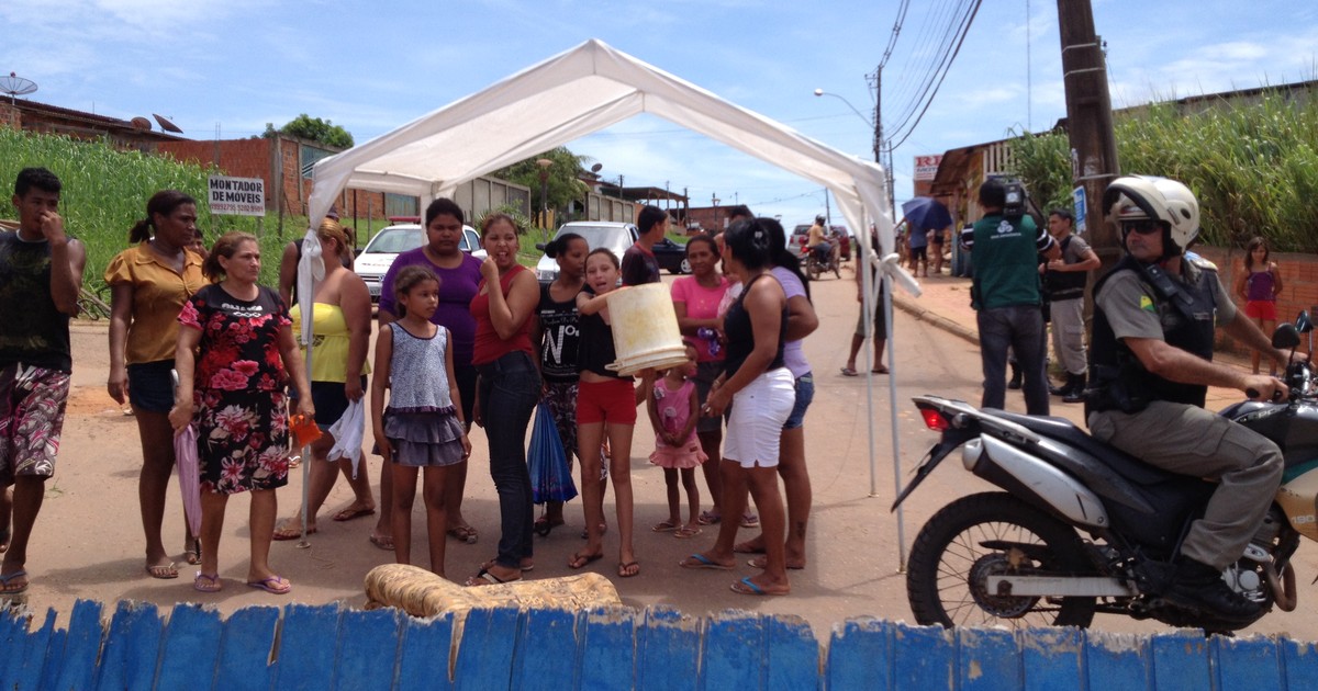 G1 - Sem água há mais de um mês, moradores fecham ruas na capital - notícias em Acre