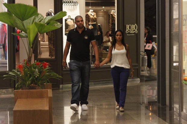 Ego Em Clima De Romance Adriano Passeia Com Namorada No Rio