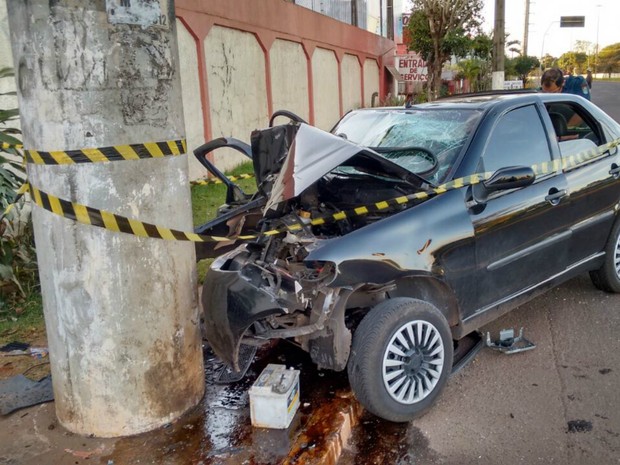 G1 Rapaz Fica Ferido Após Bater Carro Em Poste Em Avenida Da Capital