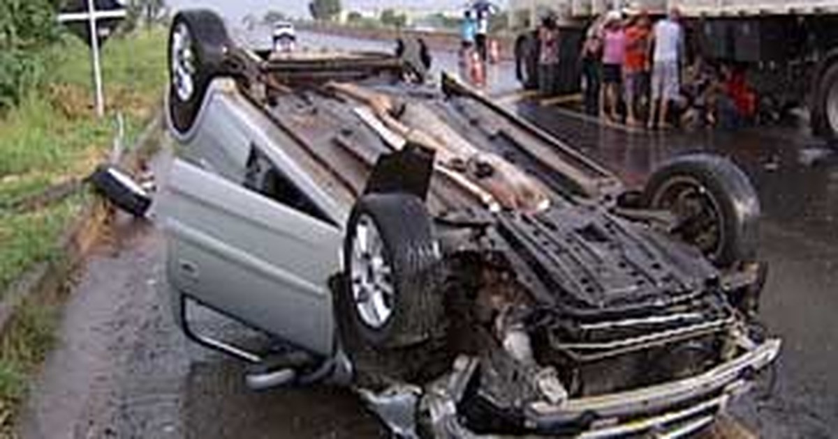 G1 - Motorista perde controle do carro ao passar por quebra-molas na BR-050 - notícias em ...