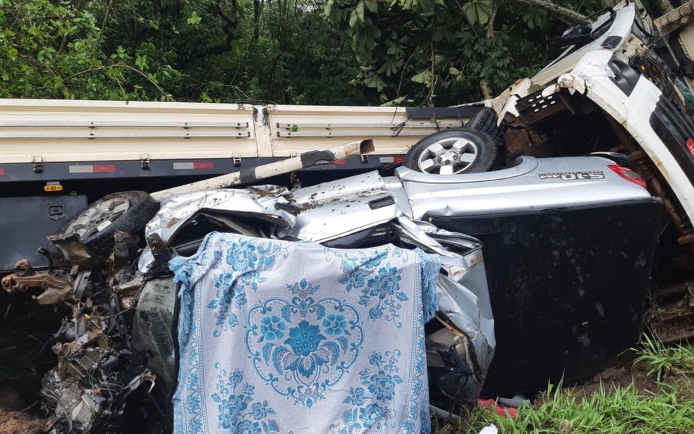 Acidente Entre Carreta E Caminhonete Deixa Duas Pessoas Mortas Na BR