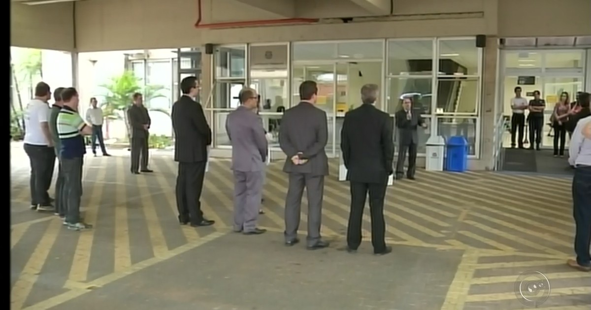 G1 Juízes do trabalho e servidores protestam contra cortes do governo