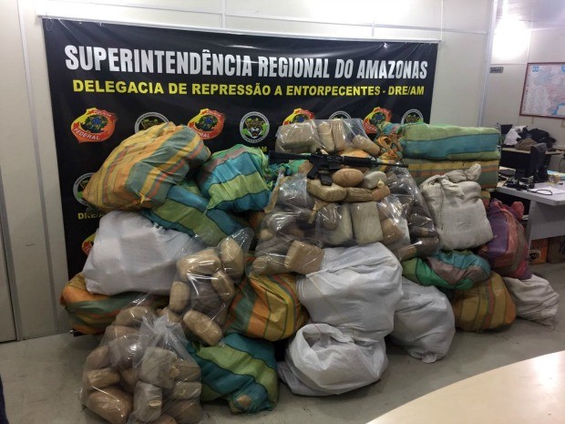 G1 Pf Apreende 1 9 Tonelada De Drogas Em Lancha No Rio Solimões No