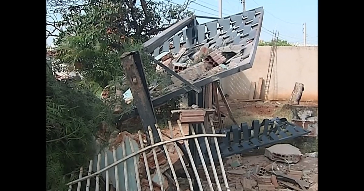 G1 - Caminhão desgovernado invade duas casas em bairro de Rio Preto - notícias em Rio Preto e ...