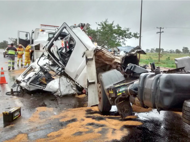 G1 - Acidente entre carretas deixa dois feridos na BR-163 em Campo Grande - notícias em Mato ...