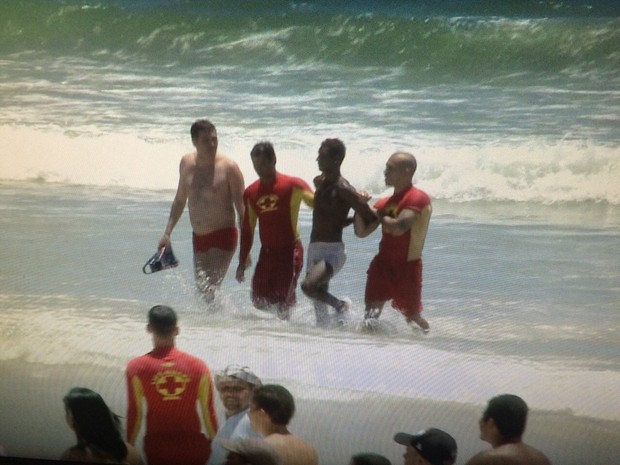 G1 Homem Rouba Casa Lotérica Entra No Mar E é Preso Pela Polícia Em