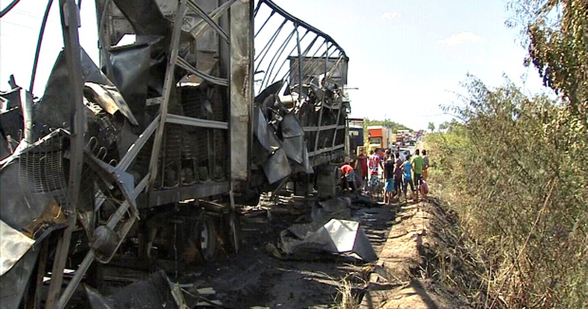G1 Moto Desliza Após Acidente No Ceará Bate Em Caminhão E Explode
