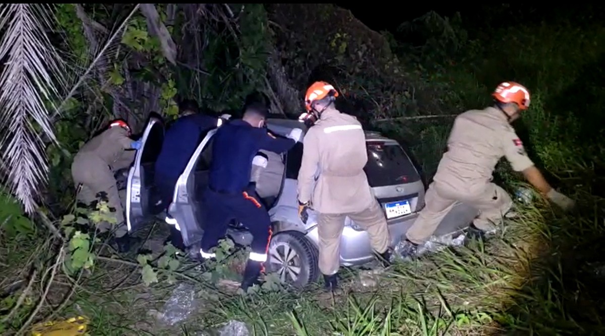 Mulher fica presa às ferragens após carro capotar e cair em ribanceira