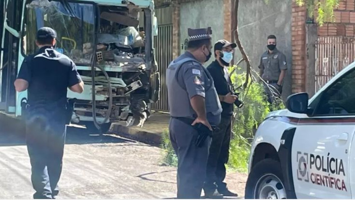 Motorista de ônibus embriagado atropela e mata dois idosos na calçada