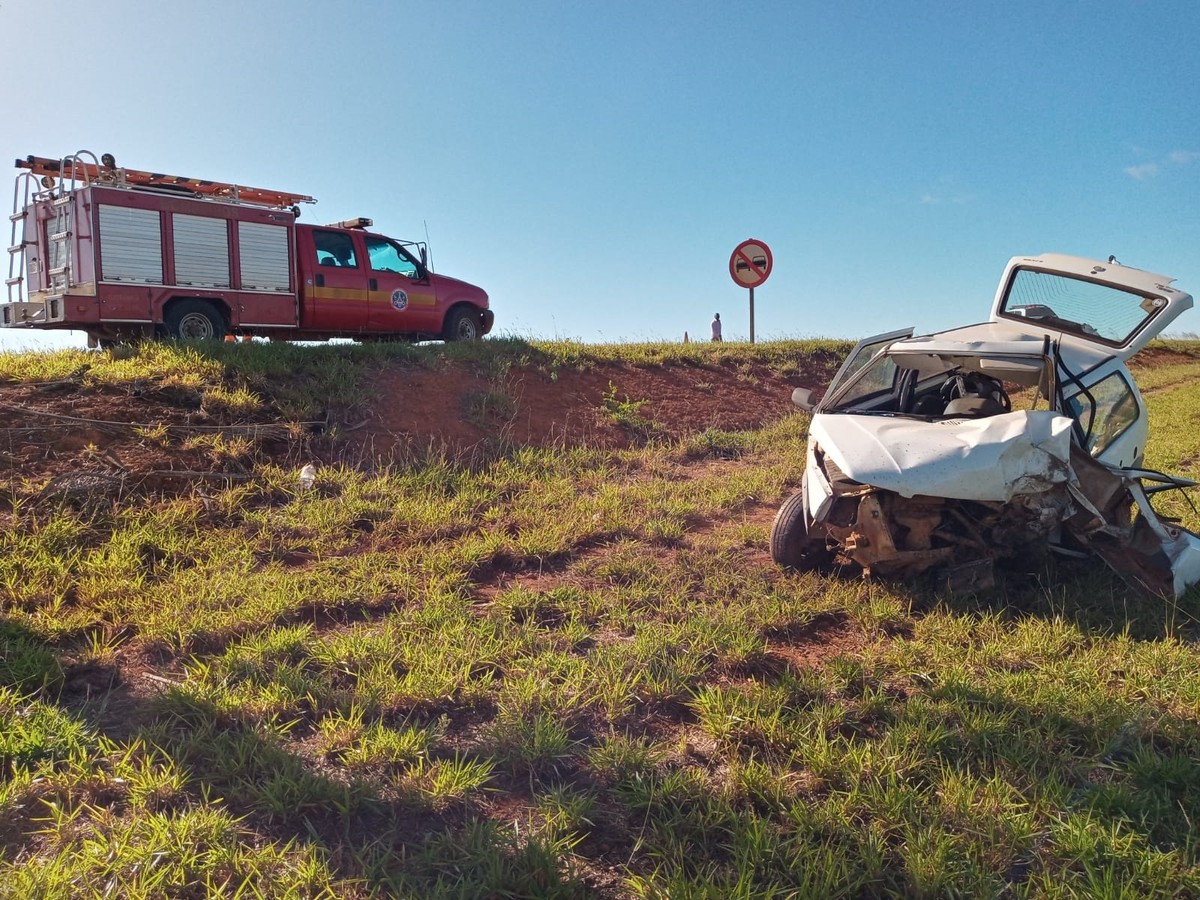 Motorista de 20 anos morre após carro sair da pista e bater em
