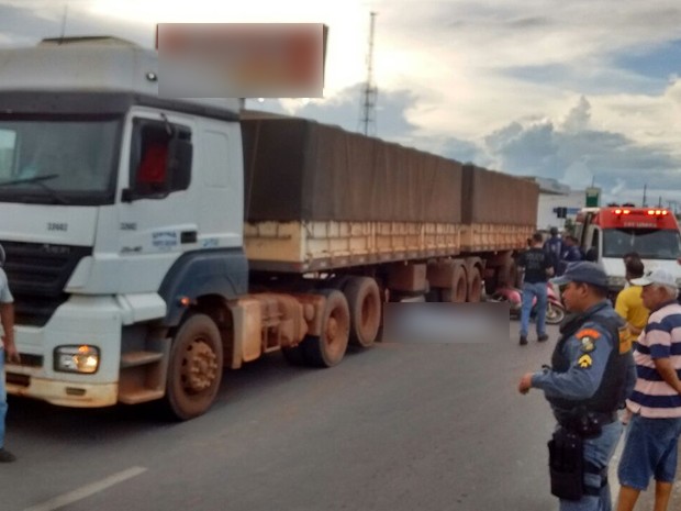 G1 - Passageira de moto morre atropelada por carreta em acidente em ... G1 - Passageira de moto morre atropelada por carreta em acidente em ...