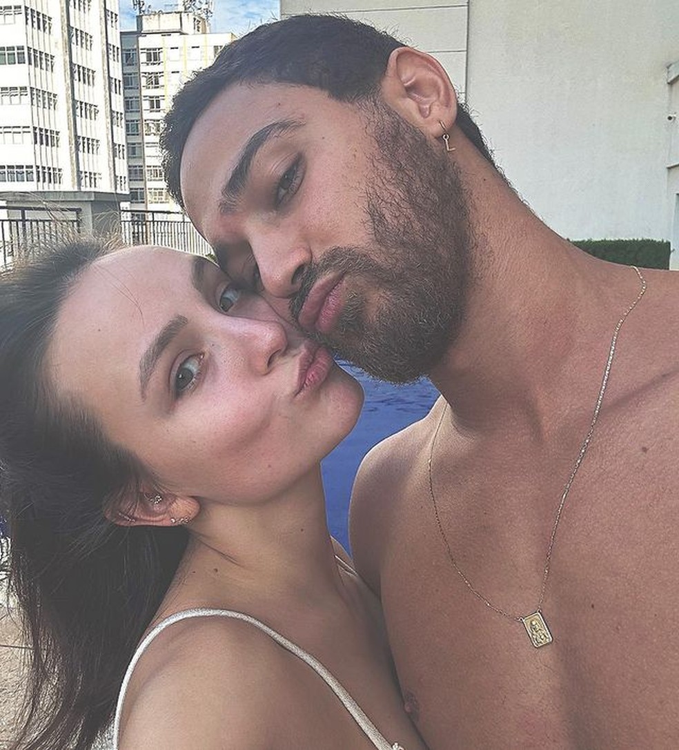 De Biqu Ni Larissa Manoela Faz Charme E Mostra A L Ngua Em Cliques Na