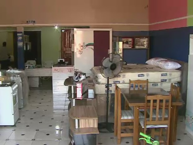 G1 - Homens armados invadem loja e rendem funcionários em Rio Branco ...