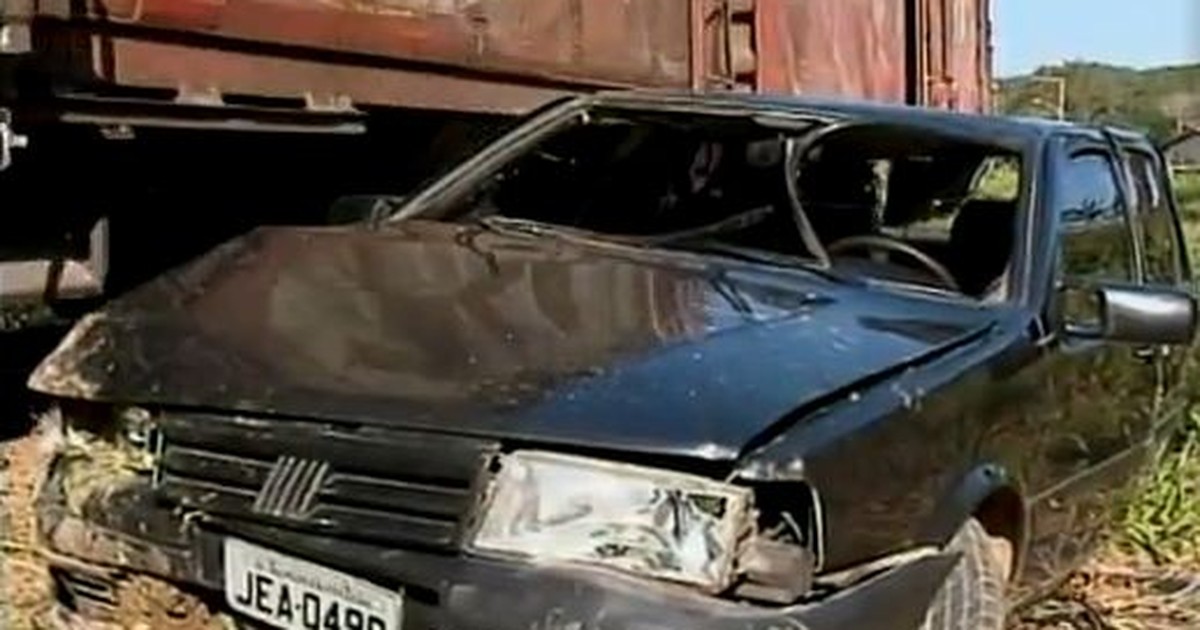 G1 - Carro capota e motorista fica preso nas ferragens em trilho de ... G1 - Carro capota e motorista fica preso nas ferragens em trilho de ...