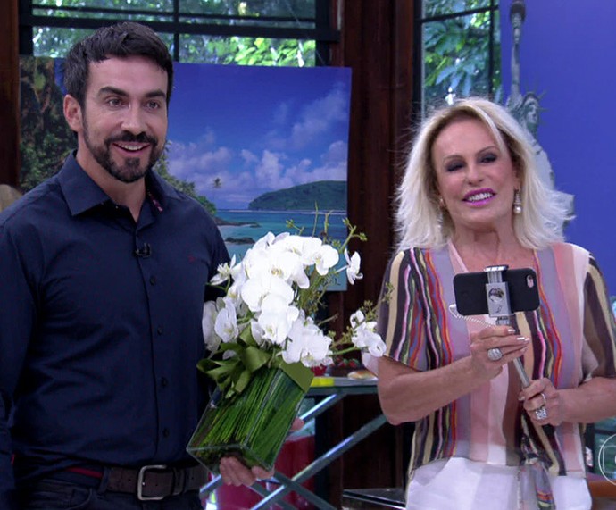 Padre Fábio De Melo Tira Selfie Com Ana Maria O Bom Humor Sempre Fez