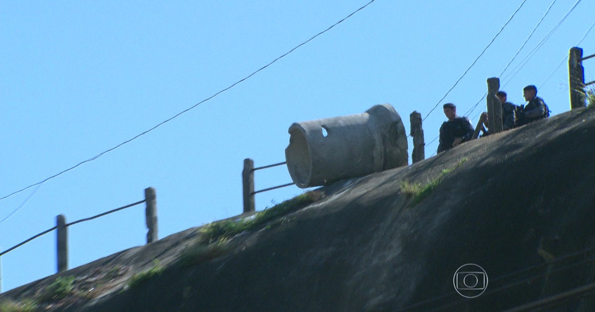 G1 - Polícia destrói 'bunkers' do tráfico em comunidade do Rio ...