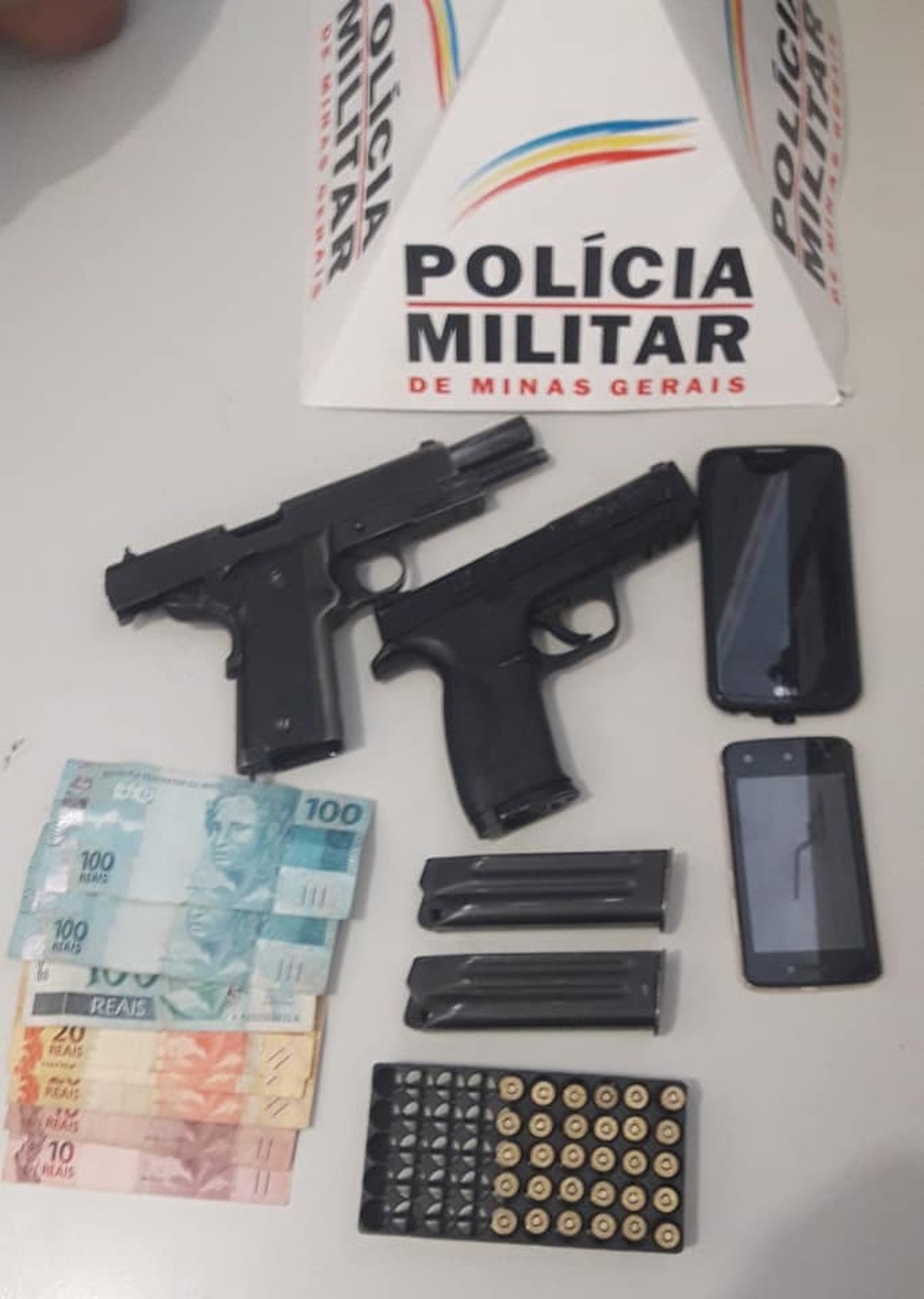 Polícia prende homem que roubou arma de militar após render gerente de