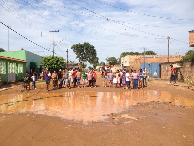 G1 - Moradores bloqueiam ruas e cobram melhorias na Zona Sul de Porto Velho - notícias em Rondônia