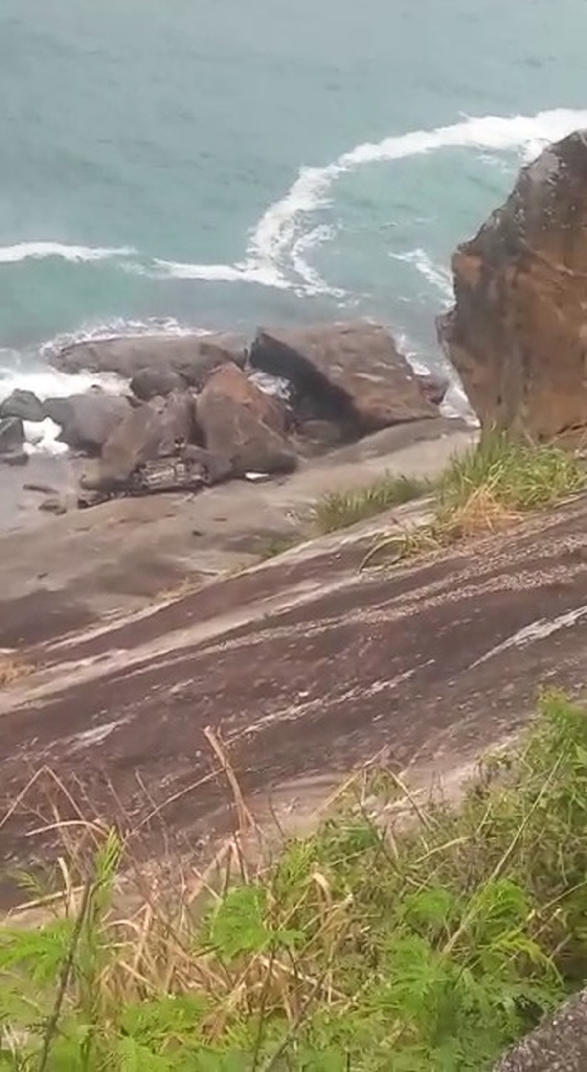 Carro Cai Em Ribanceira Na Estrada Do Grumari Zona Oeste Do Rio Rio