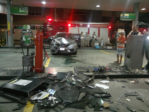 G1 - Motorista embriagado perde controle e bate em posto de gasolina no ES - notícias em ...