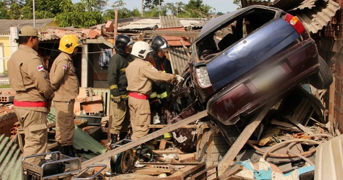 G1 - Motorista morre após carro colidir com casa na Zona Sul de Manaus ... G1 - Motorista morre após carro colidir com casa na Zona Sul de Manaus ...