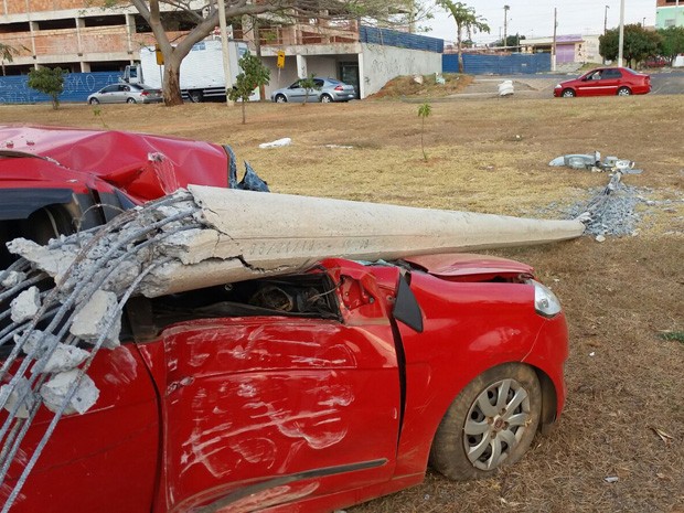 G1 - Após batida, poste cai sobre carro no DF e jovens ficam presas às ferragens - notícias em ...