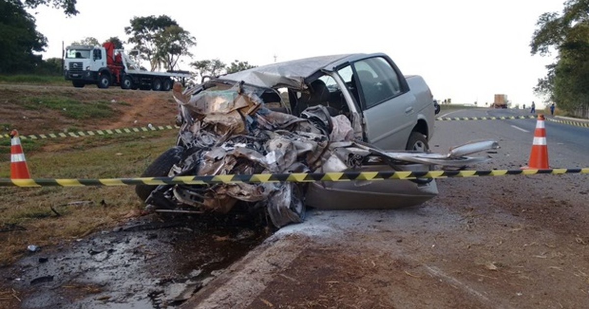 G1 - Acidente envolvendo carro e carreta deixa três mortos na BR-153, em GO - notícias em ...