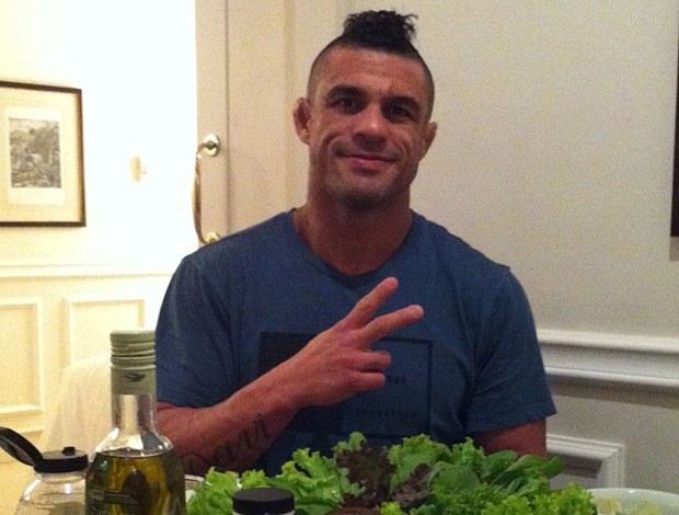 Vitor Belfort posa em sua última refeição antes da pesagem em SP ... Vitor Belfort posa em sua última refeição antes da pesagem em SP ...