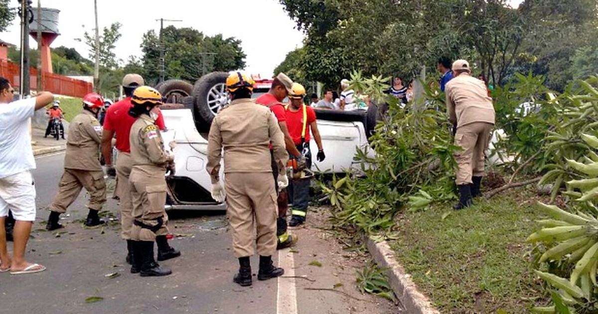 G1 - Carro capota na Zona Oeste de Manaus e motorista sai ileso - notícias em Trânsito AM