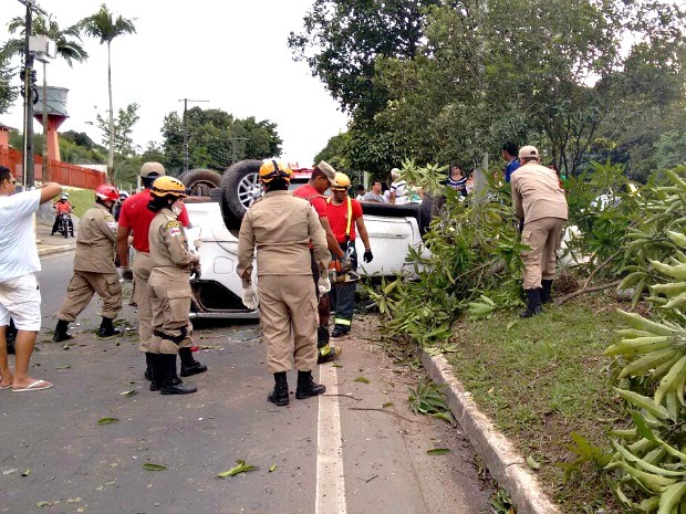 G1 - Carro capota na Zona Oeste de Manaus e motorista sai ileso - notícias em Trânsito AM