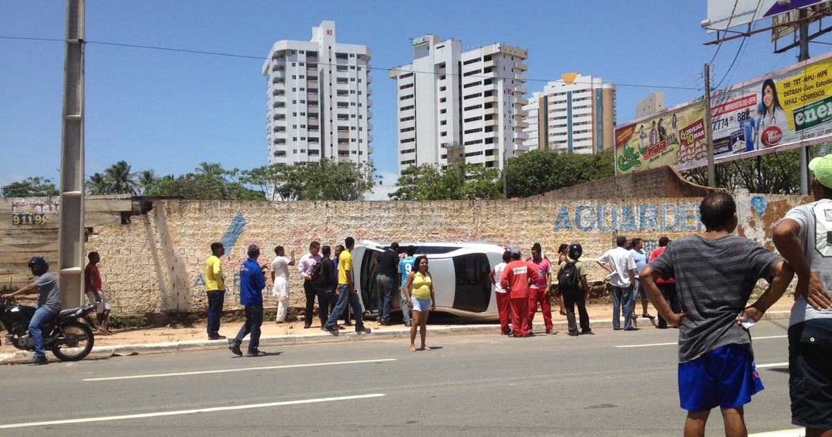 G1 Carro Bate Em Outro Colide De Frente Com Um Muro E Acaba